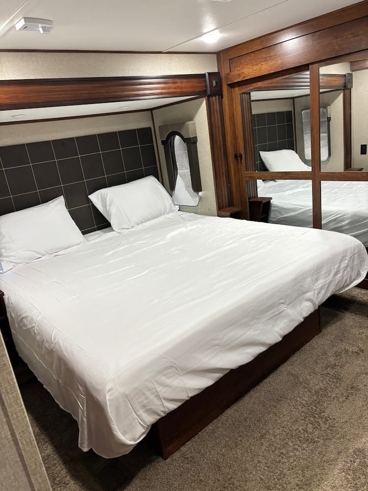 Cozy & Spacious 5th Wheel Rv - Tampa, FL