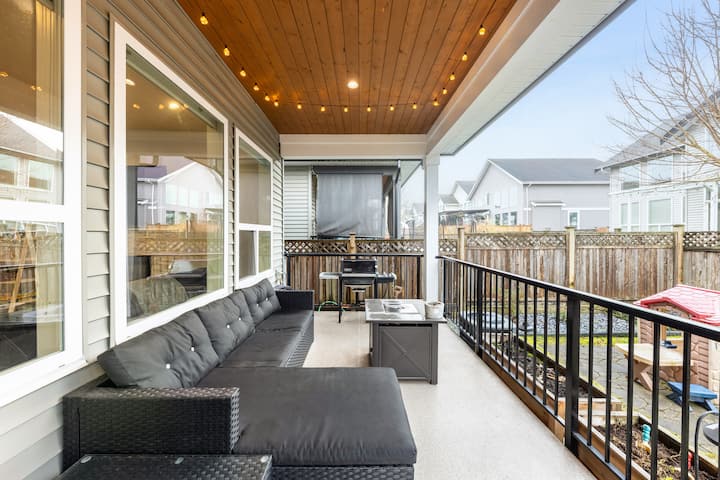 Spacious Luxury Home W/ Yard & Kids' Playset - Langley