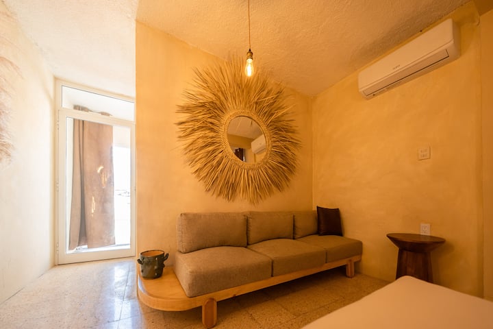 Stylish Apt W/ Ks Bed/ac & Balcony | Oaxaca Centro - Mexico