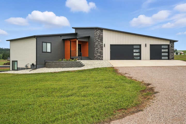 4 Bed, 3 Bath, Hot Tub, Convenient Location - Piedmont, SD