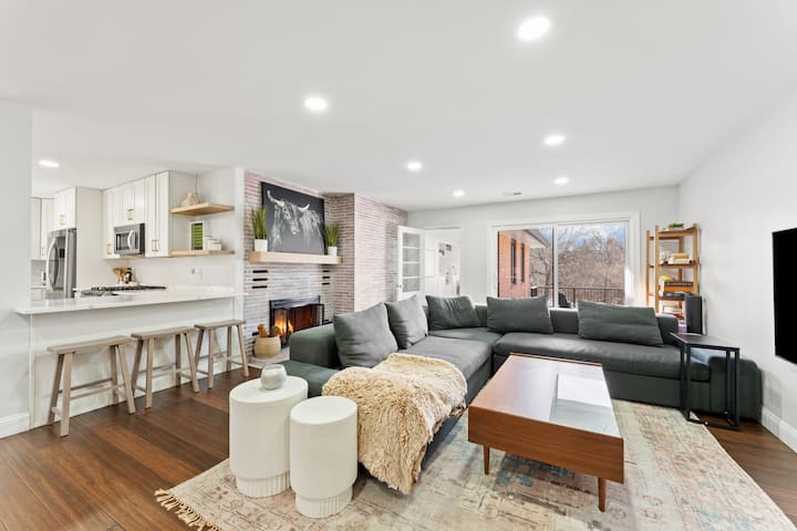 Luxury Retreat With Hot Tub 
5 Beds - 4 Bedrooms - Alexandria, VA