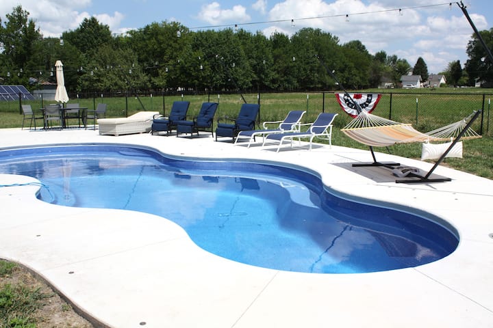 Pool, Hot Tub, Theatre Room! 3br/2ba Guest Suite! - Joplin, MO