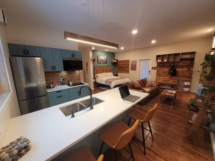 Sparkling New Rossland Midtown Studio Apartment - Rossland