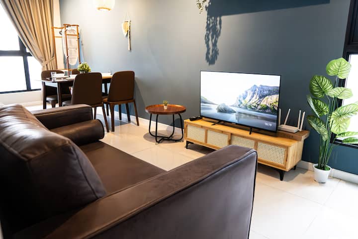 Tropics-inspired Retreat Studio Near Paradigm Mall - Subang Jaya