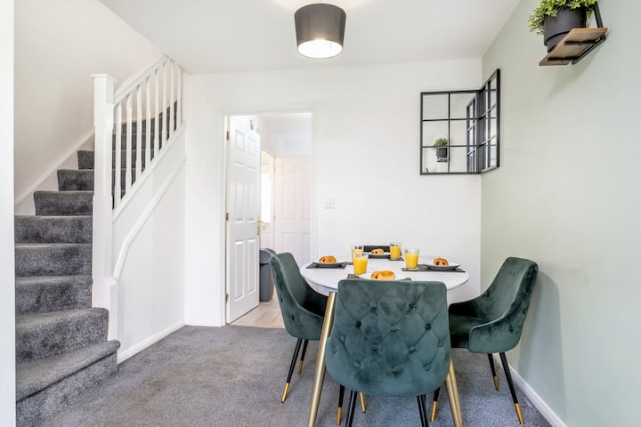 For Hampton And Peterborough Contractors, Sleeps 4 - Peterborough