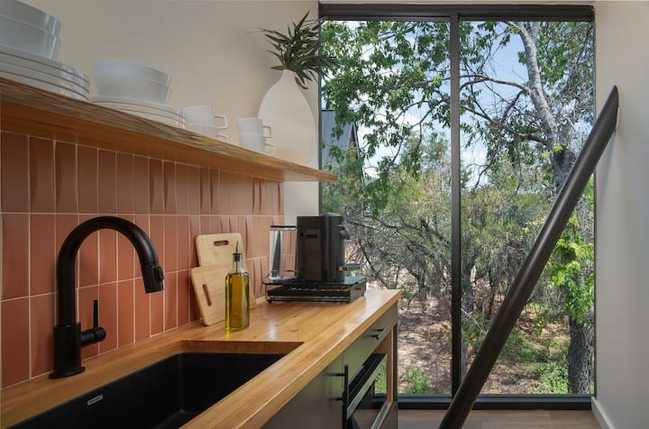 Monolith-inspired Getaway With Private Hot Tub - Fredericksburg, TX