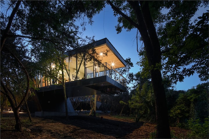 Monolith-inspired Getaway With Private Hot Tub - Fredericksburg, TX