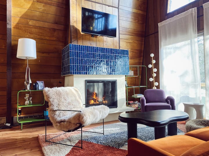 Designer Poconos Chalet - Pool, Lake, Fireplace - Pennsylvania