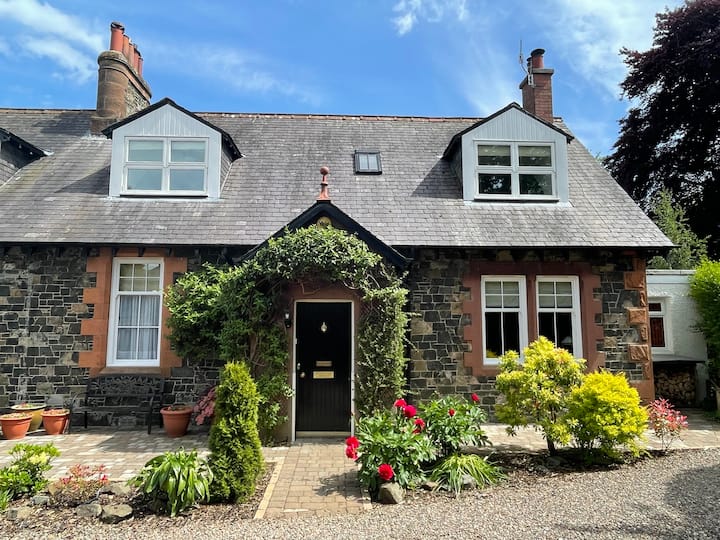 Holiday Cottage Peebles.
4 Bedrooms, Sleeps 8 - Peebles