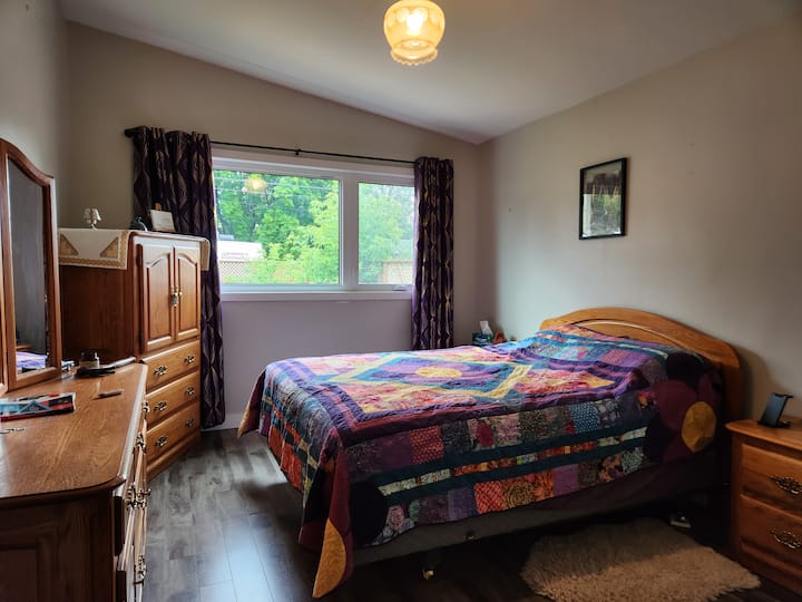Bright Upstairs Room • Walkable Gimli Home - Gimli
