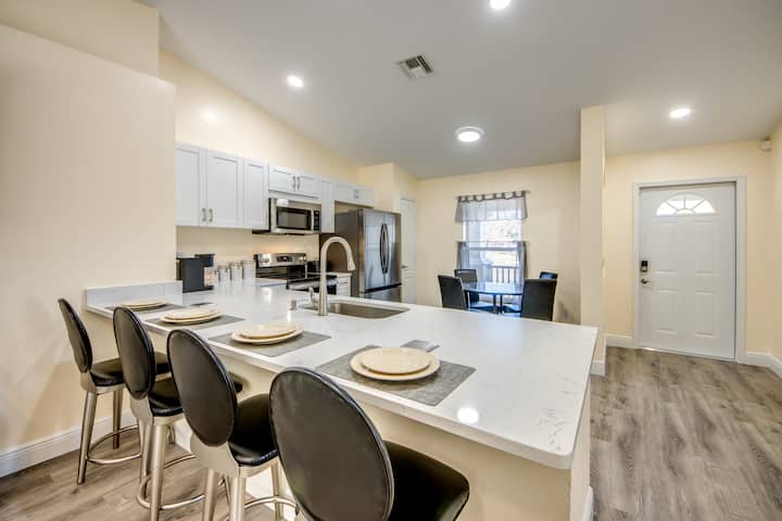 Tranquil 3 Bedroom Getaway - Lehigh Acres