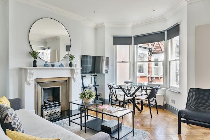 Modern Gem In London's Upmarket Barons Court - 特威克納姆