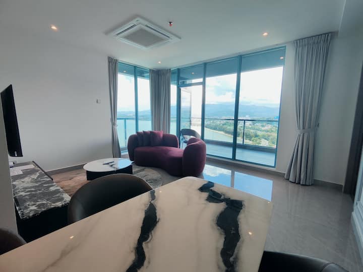 Corner Suite W/ 180° Sea View: King, Queen, Single - Kota Kinabalu