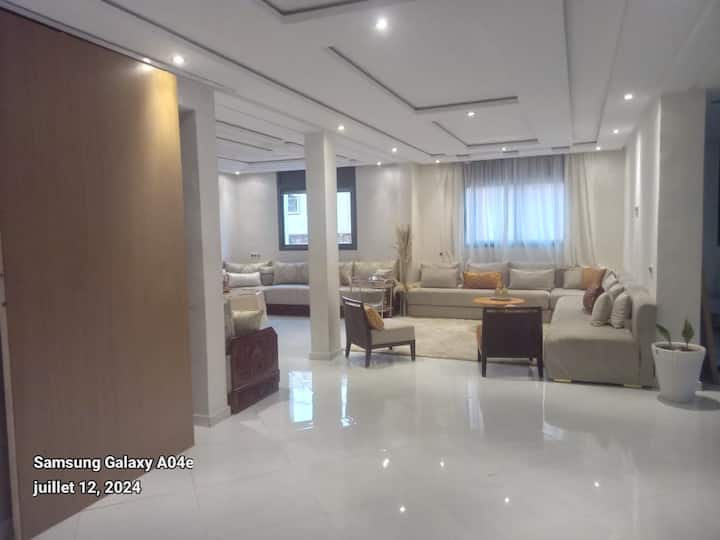 شقة كبيرة تبعد عن الشاطئ ب 5 دقائق بالسيارة. - Agadir