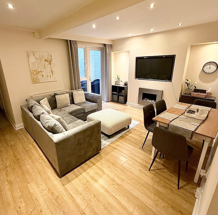 2 Bed Apartment With Private Courtyard - Craven Cottage