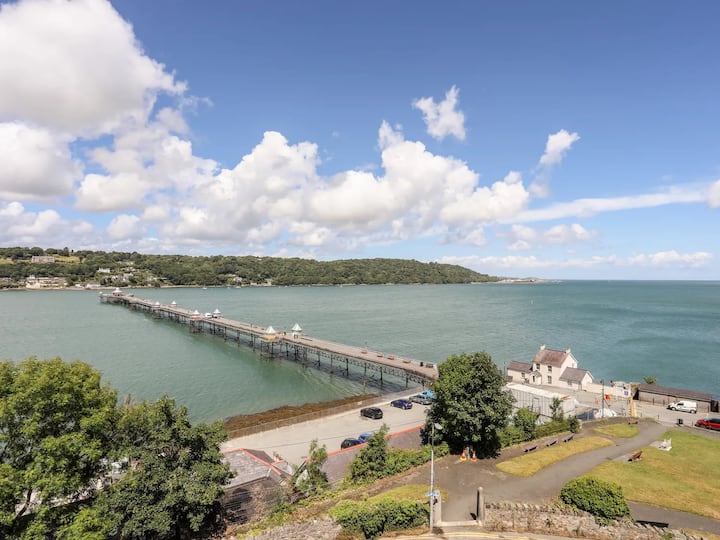 Spectacular Large Coastal Property In Bangor - North Wales