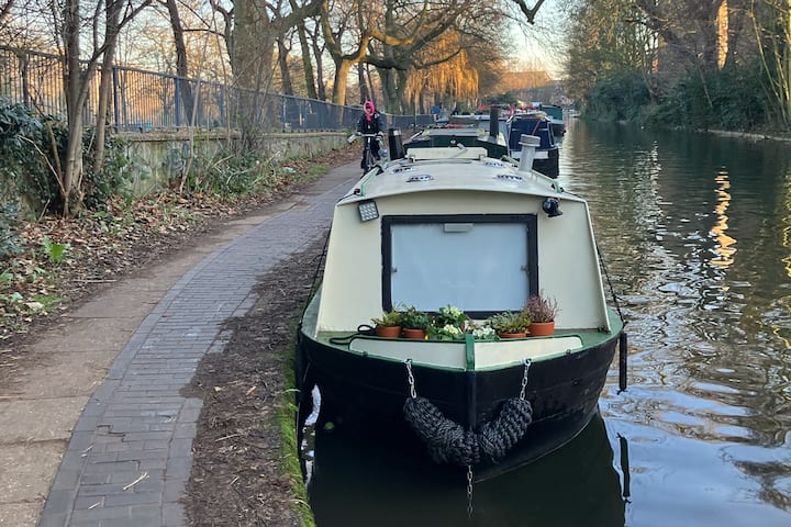 Tiny House Boat In Victoria Park / Bethnal Green - London