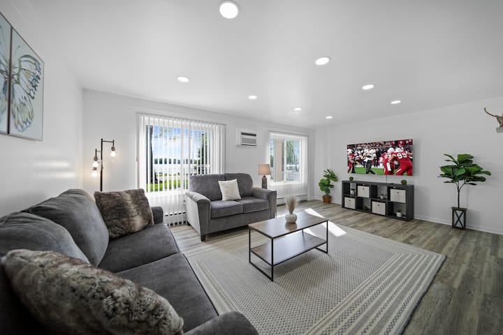 Comforting Lakeside Walled Lake Retreat - Novi, MI