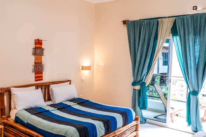 "Maam Samba, Naturel Et Confort" - Dakar