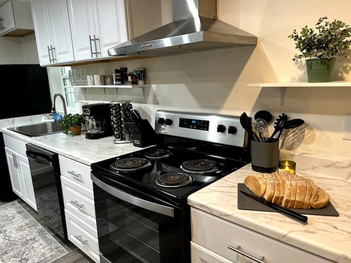 The Gathering Grove 2 Bdrm Basement Apt Sleeps 4 - Kansas City, MO