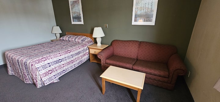 Hotel Room In Cranbrook: One Queen Bed (Smoking) - Cranbrook