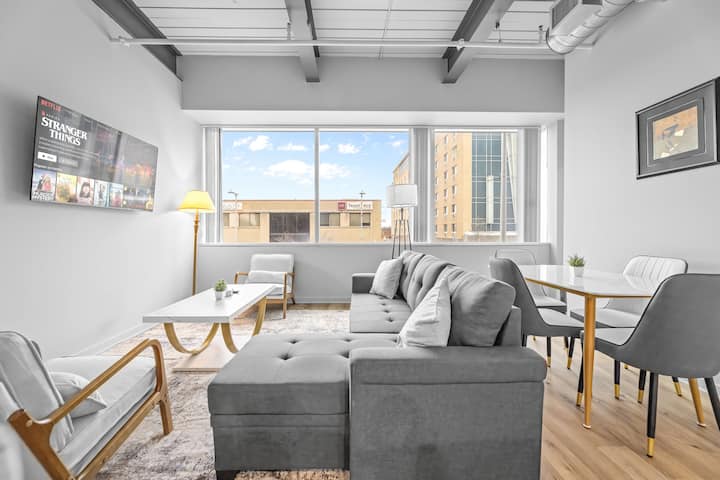 Spacious 2 Bd/2 Ba L Downtown L Free Parking - Cleveland