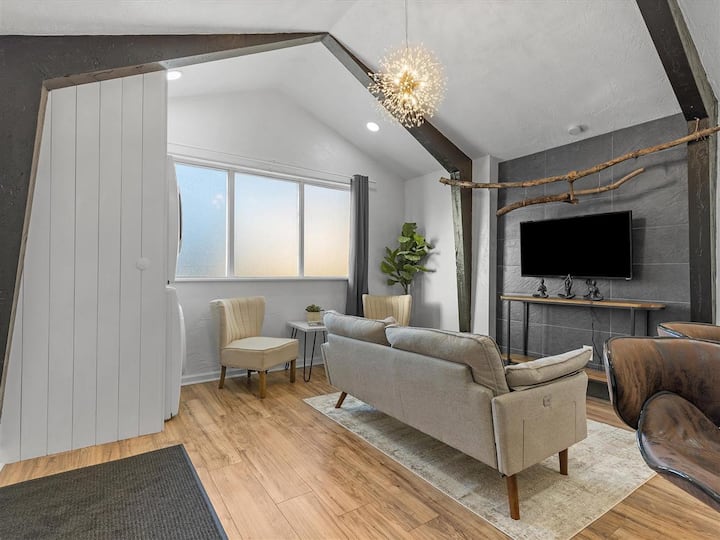 Lawrenceville/central @1 Modern & Cozy 1bd W/prkg - Forest Hills, PA