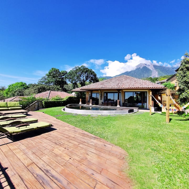 La Casa Del Volcán En La Reunión Antigua Guatemala - Guatemala