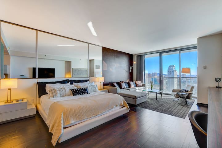 Luxury Studio W/ Strip View | Prime Vegas Gateaway - Las Vegas, NV
