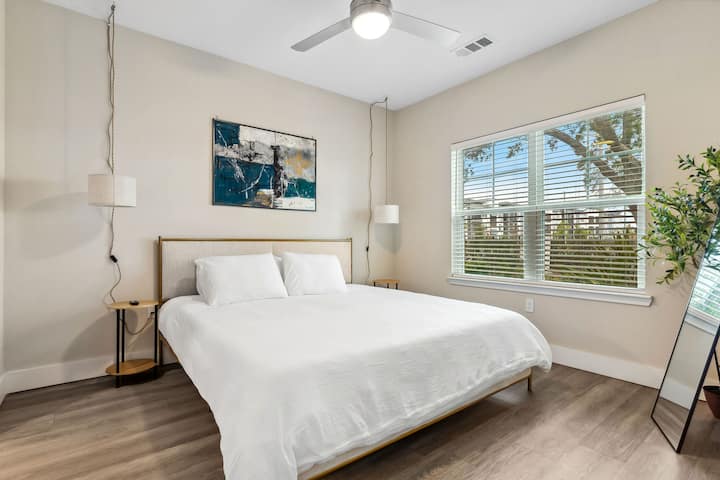 Modern King Suite, Resort Amenities & Pet-friendly - Orlando