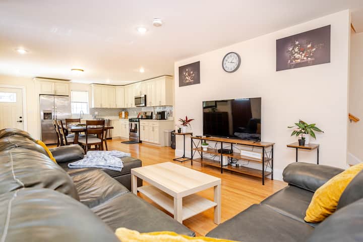 37 - 2br  Quincy | Cozy Townhouse Near Adams Park - Quincy, MA