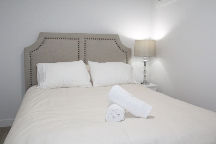 Serene Casa Ii - Spotless New 2br Suite - Calgary