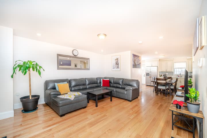 Quincy 2br Beach Townhouse W/parking &Workspace 41 - Boston, MA