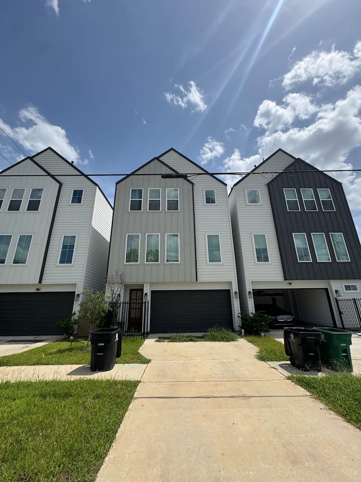 3br Near Downtown • Sleeps 10 • Free Parking - Houston, TX