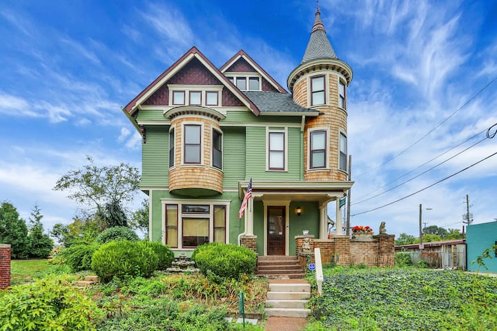 The Birdhouse On Meridian (Entire Property) - Indianapolis, IN