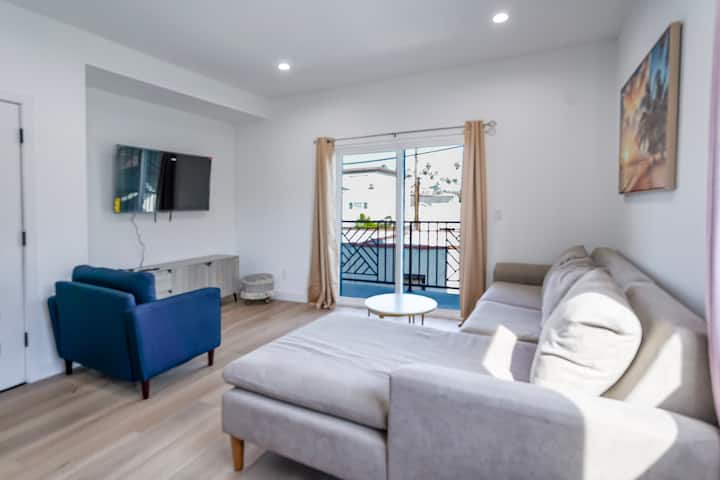 Bright & Roomy 4bd/3ba- Walk To Hollywood Hotspots - Hollywood, CA