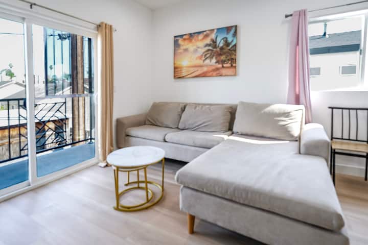 Bright & Roomy Home In Hollywood - Hollywood, CA