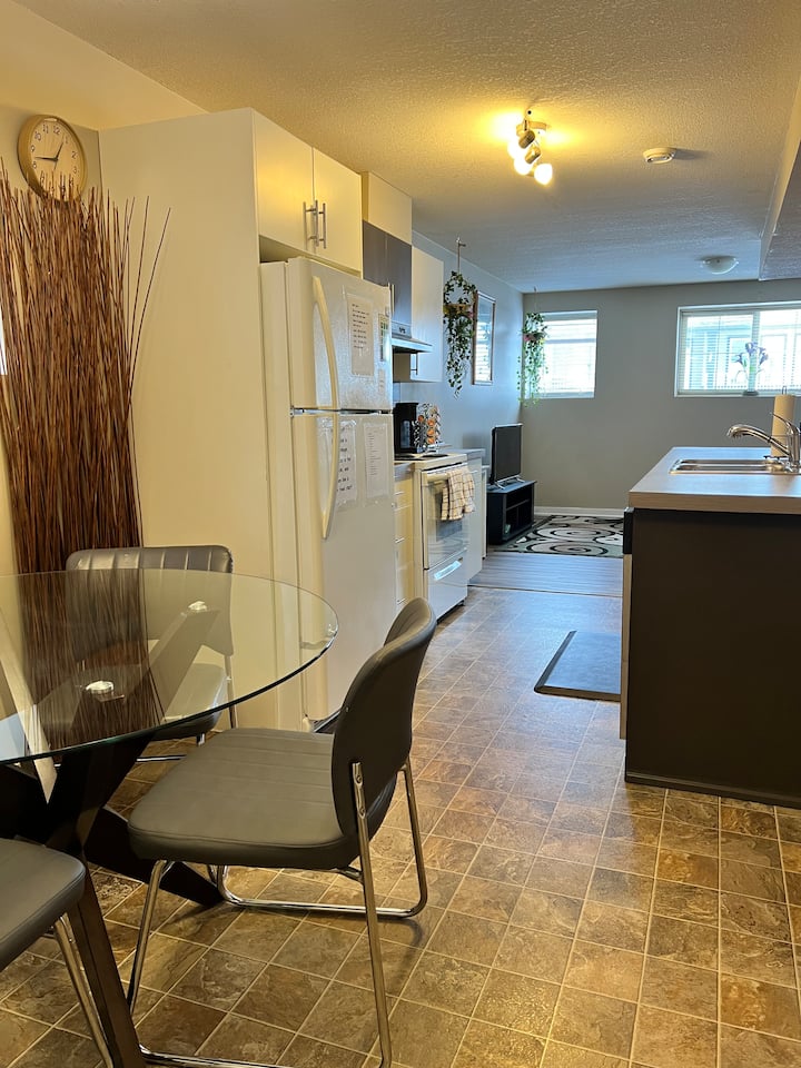Beautiful 2 Bedroom Unit W/private Parking - Regina