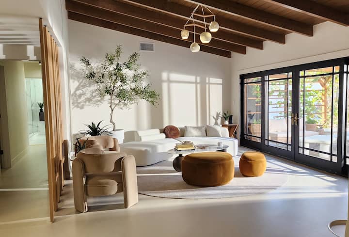Lux Pool & Hot Tub Family Retreat Woodland Hills - Los Angeles, CA
