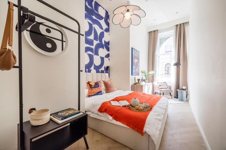 Bold 5br Art Escape | Opera & Andrassy Avenue - Budapest