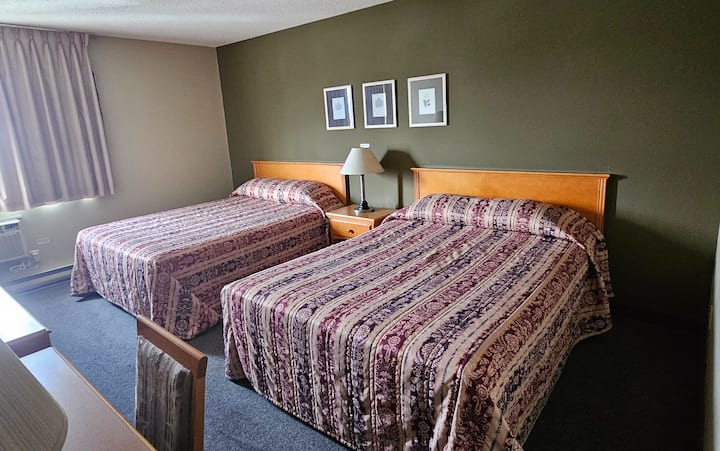Hotel Room In Cranbrook: Two Queen Beds (Smoking) - Cranbrook