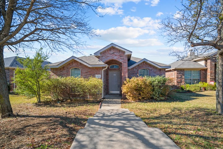 Superhost ~ Stylish And Spacious Mckinney Retreat - McKinney, TX