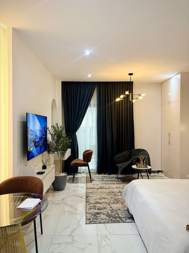 A Tranquil Studio In Airport | Pool | Patio| Wifi - Accra