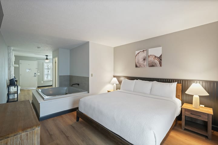 New King Suite Getaway: Fireplace & Jacuzzi - Townsend, TN
