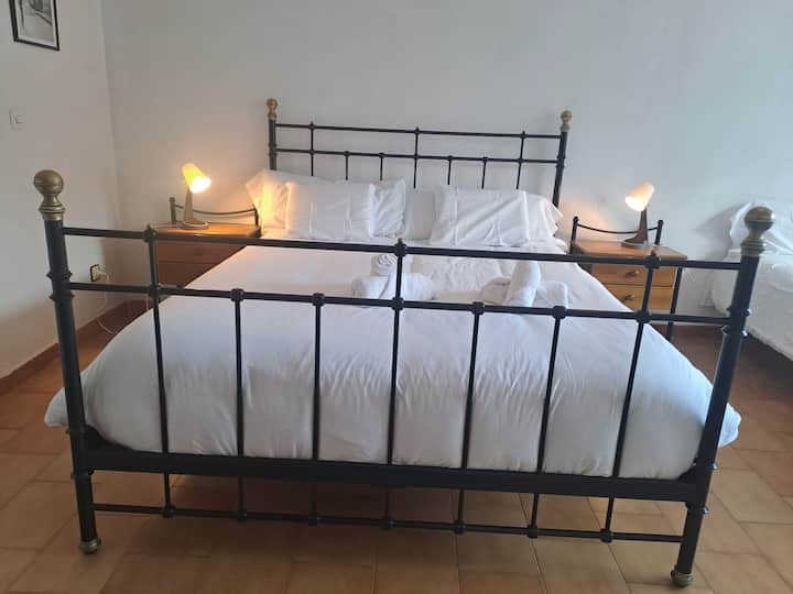 Team Housing – 12 Beds + Garden & Parking - Torrelaguna