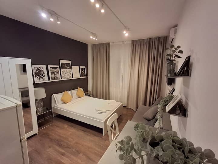 Central Warm Light: Cozy Modern Studio - Bukarest