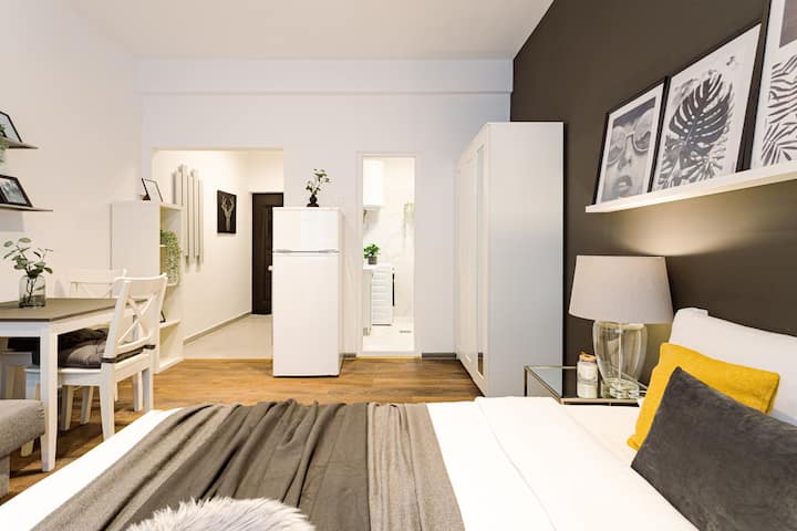 Central Warm Light: Cozy Modern Studio - Bucarest