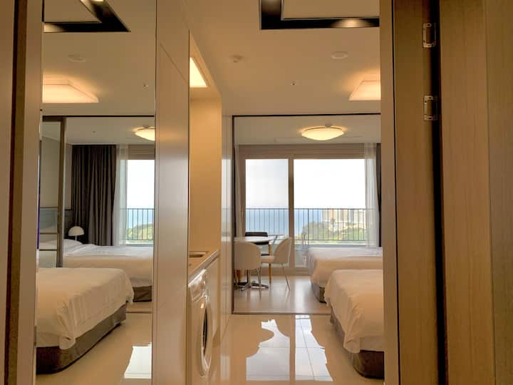 [24층 초고층 풀오션뷰] 4인 투베드•정면오션뷰•속초해변5분•취사•넷플릭스 - Sokcho-si