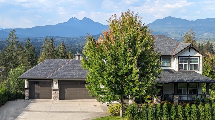 Entire 4,000 Sq Ft Stunning Mountain View Luxury - Maple Ridge