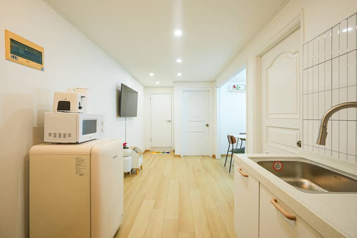 [1~2월 특별할인] 홍대역1번출구도보3분  2룸3베드/뉴오픈
합법숙소/짐보관
최고의 위치 - Seoul